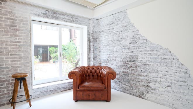 自然光の入る真っ白なスタジオ!LED照明やスタンドなど撮影機材豊富にご用意してあります!の写真1