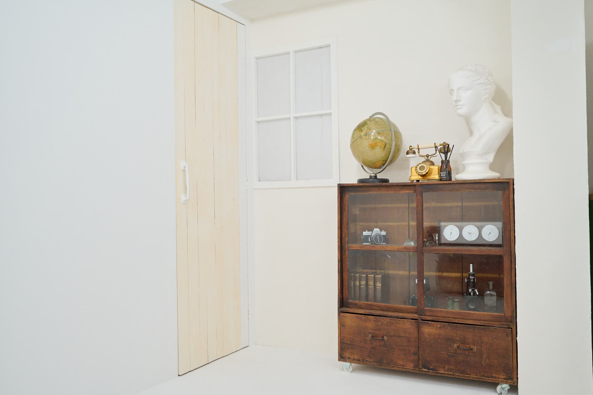 自然光の入る真っ白なスタジオ！LED照明やスタンドなど撮影機材豊富にご用意してあります！の写真9