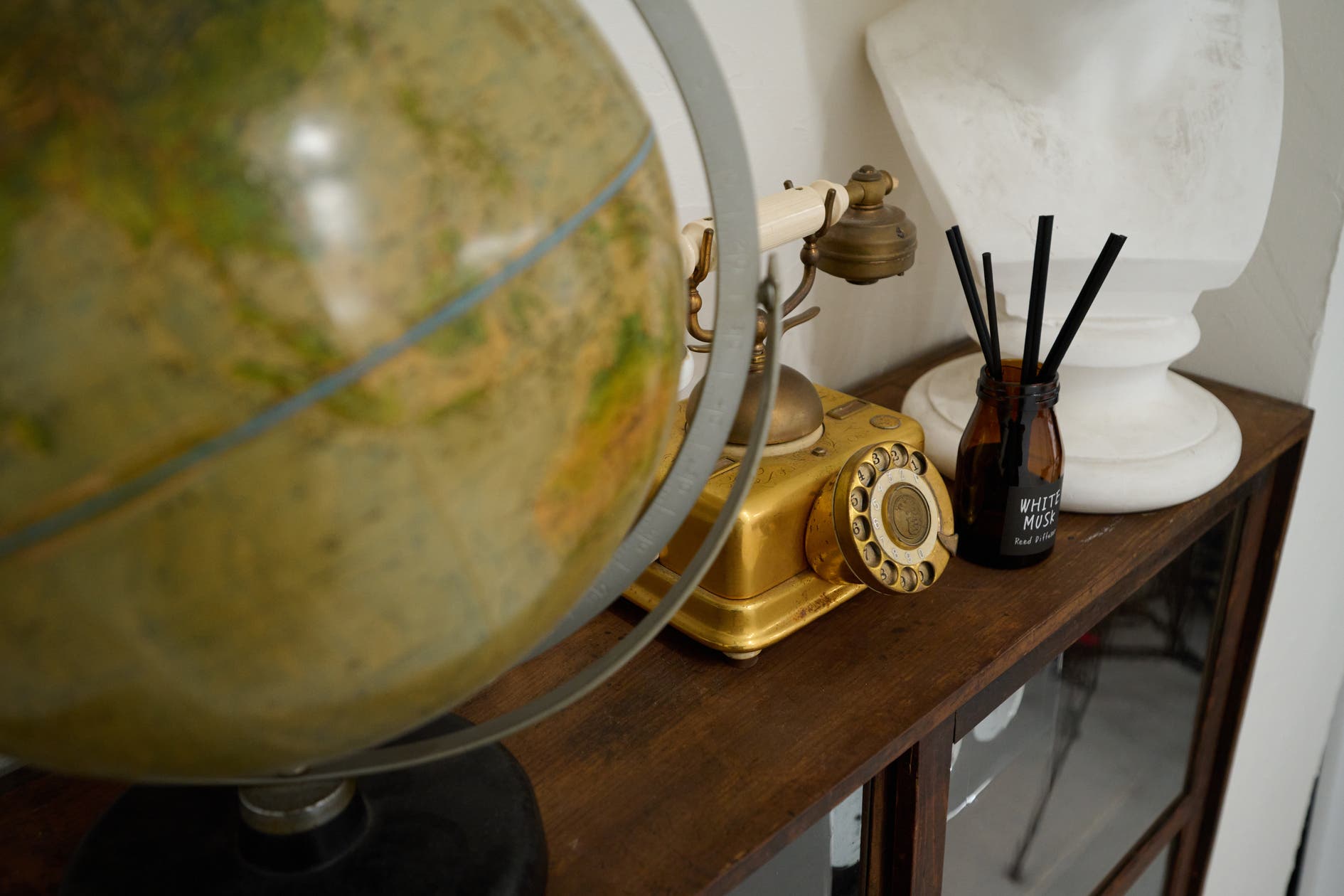 自然光の入る真っ白なスタジオ！LED照明やスタンドなど撮影機材豊富にご用意してあります！の写真10