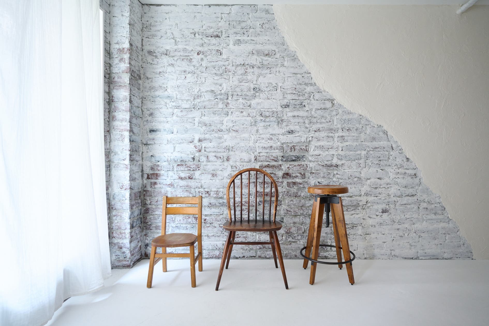 自然光の入る真っ白なスタジオ！LED照明やスタンドなど撮影機材豊富にご用意してあります！の写真7