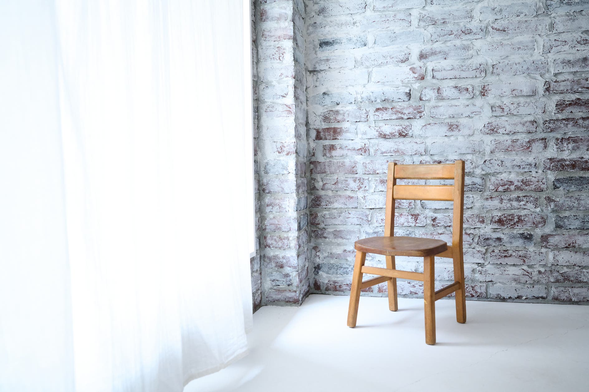 自然光の入る真っ白なスタジオ！LED照明やスタンドなど撮影機材豊富にご用意してあります！の写真4