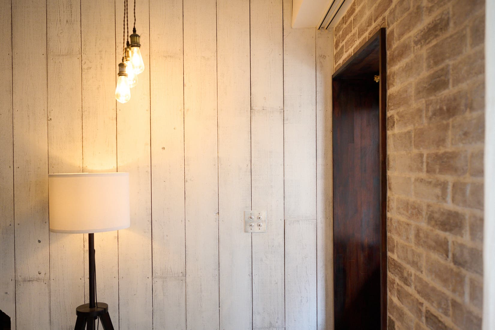 自然光の入る真っ白なスタジオ！LED照明やスタンドなど撮影機材豊富にご用意してあります！の写真13