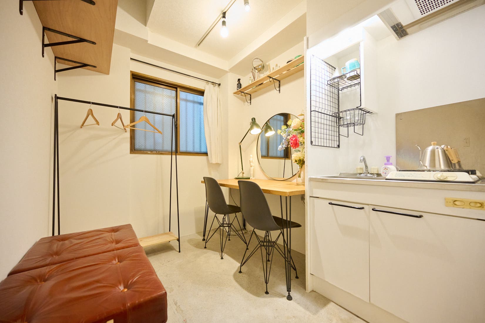 自然光の入る真っ白なスタジオ！LED照明やスタンドなど撮影機材豊富にご用意してあります！の写真14