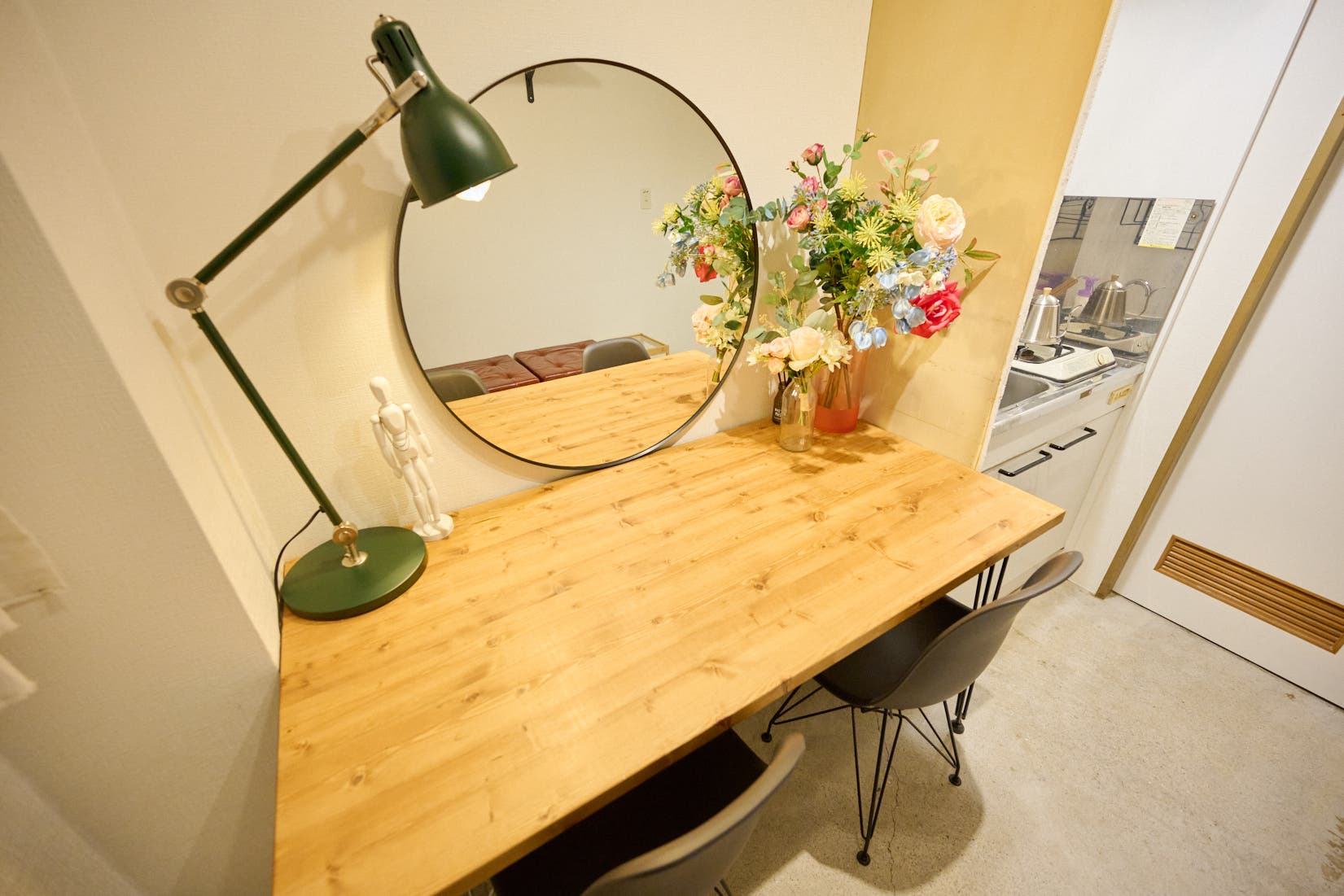 自然光の入る真っ白なスタジオ！LED照明やスタンドなど撮影機材豊富にご用意してあります！の写真15