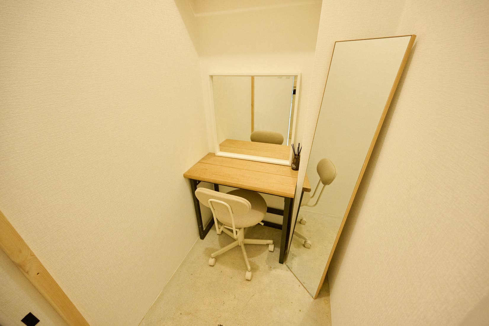 自然光の入る真っ白なスタジオ！LED照明やスタンドなど撮影機材豊富にご用意してあります！の写真16