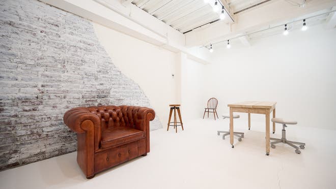 自然光の入る真っ白なスタジオ!LED照明やスタンドなど撮影機材豊富にご用意してあります!の写真2