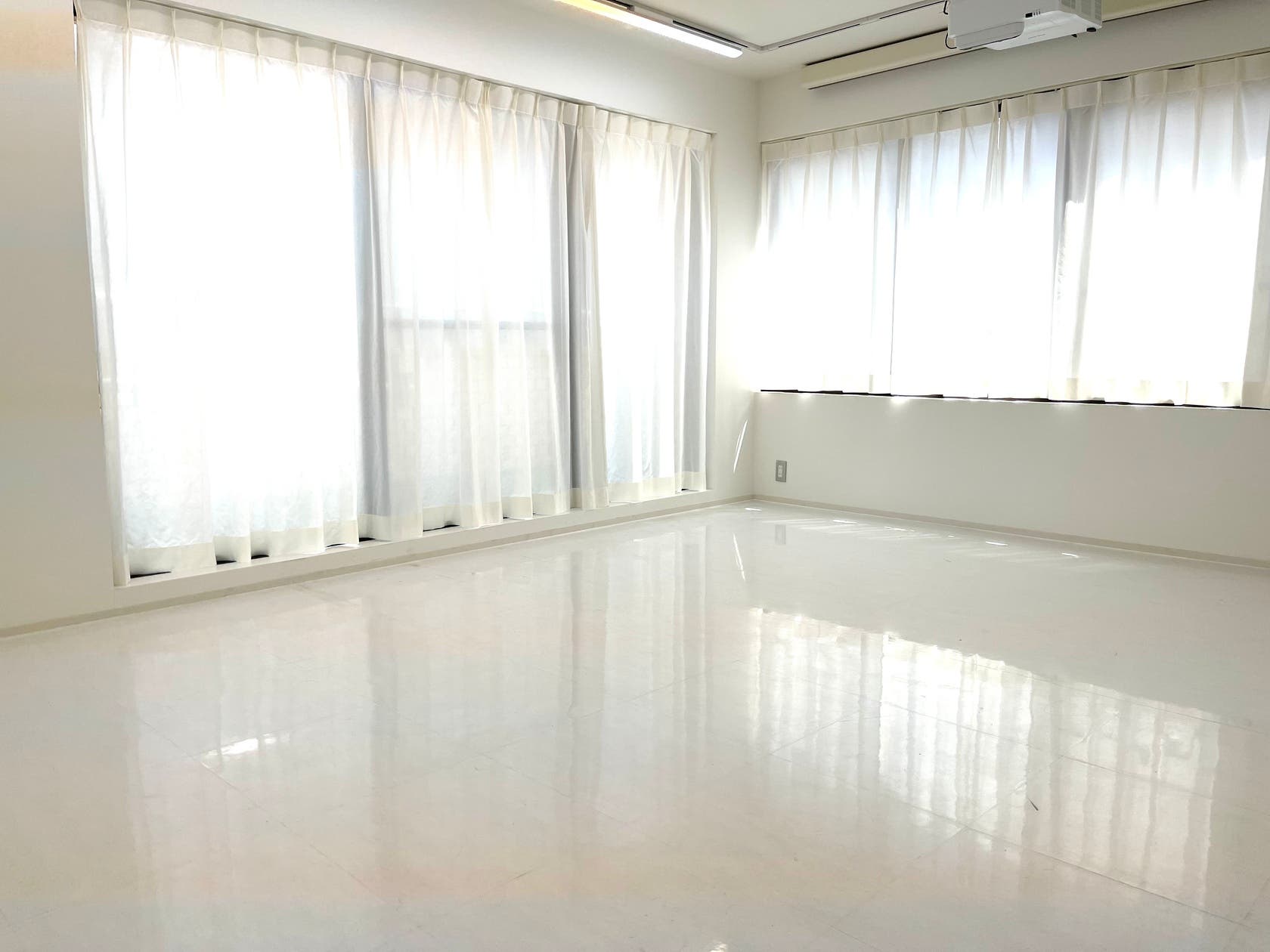 原宿駅近徒歩4分/自然光/二面採光/白ホリ/撮影スタジオ/イベント/チェキ会/ポートレートの写真5