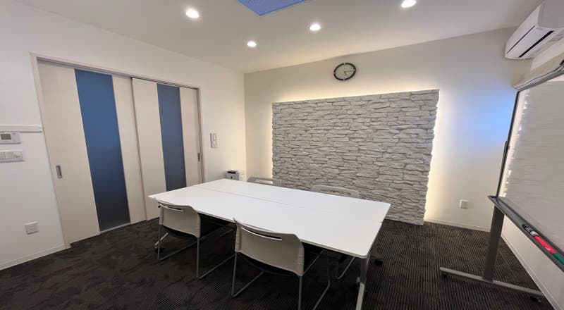 広い無料駐車場併設!【Room C 1～6名位のご利用に】面談・就職面接・勉強会・ヨガに! /レビューを書いて割引!