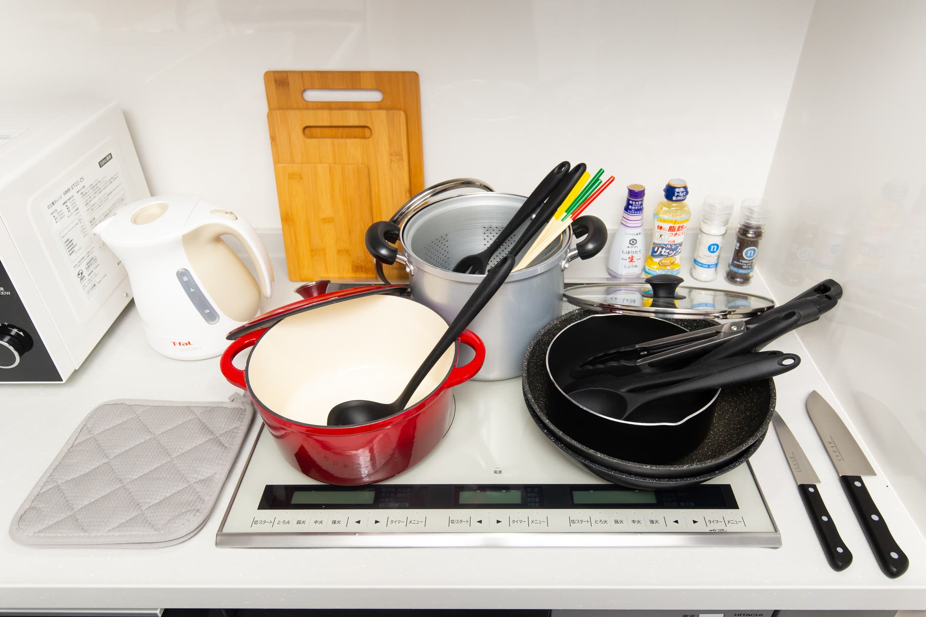 🍴調理器具セット＞まな板、調理用ハサミ、フライパン、片手鍋、パスタ用鍋、ホーロー鍋、両手鍋×2（サイズ違い）ざる、ボール、計量カップ、計量スプーン、フライ返し、へら、スパチュラ、お玉、トング、泡だて器、おろし器、はけ、菜箸、ワインオープナー、ワインクーラー、包丁、鍋敷き、油引き、トング、スパゲッティーサーバー、スパチュラの画像1