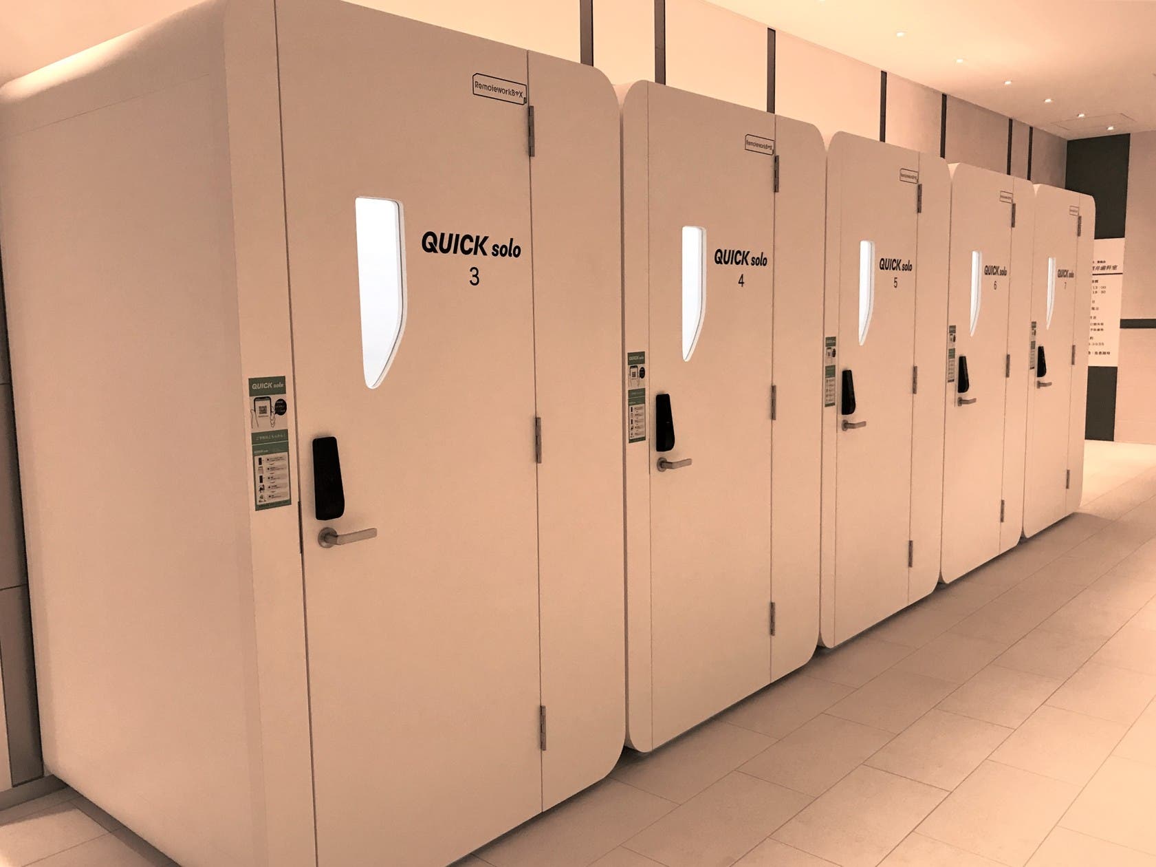 ＜QUICK solo 東急プラザ渋谷【No.3】＞完全個室⭐️Wi-Fi無料！テレワーク/Zoom/自習の写真1