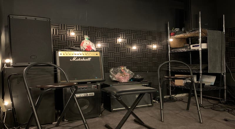 音楽、演劇などを提供できる小さなイベントスペースです。 ファンイベントや物販イベント、音楽配信、撮影等にご利用いただけます。