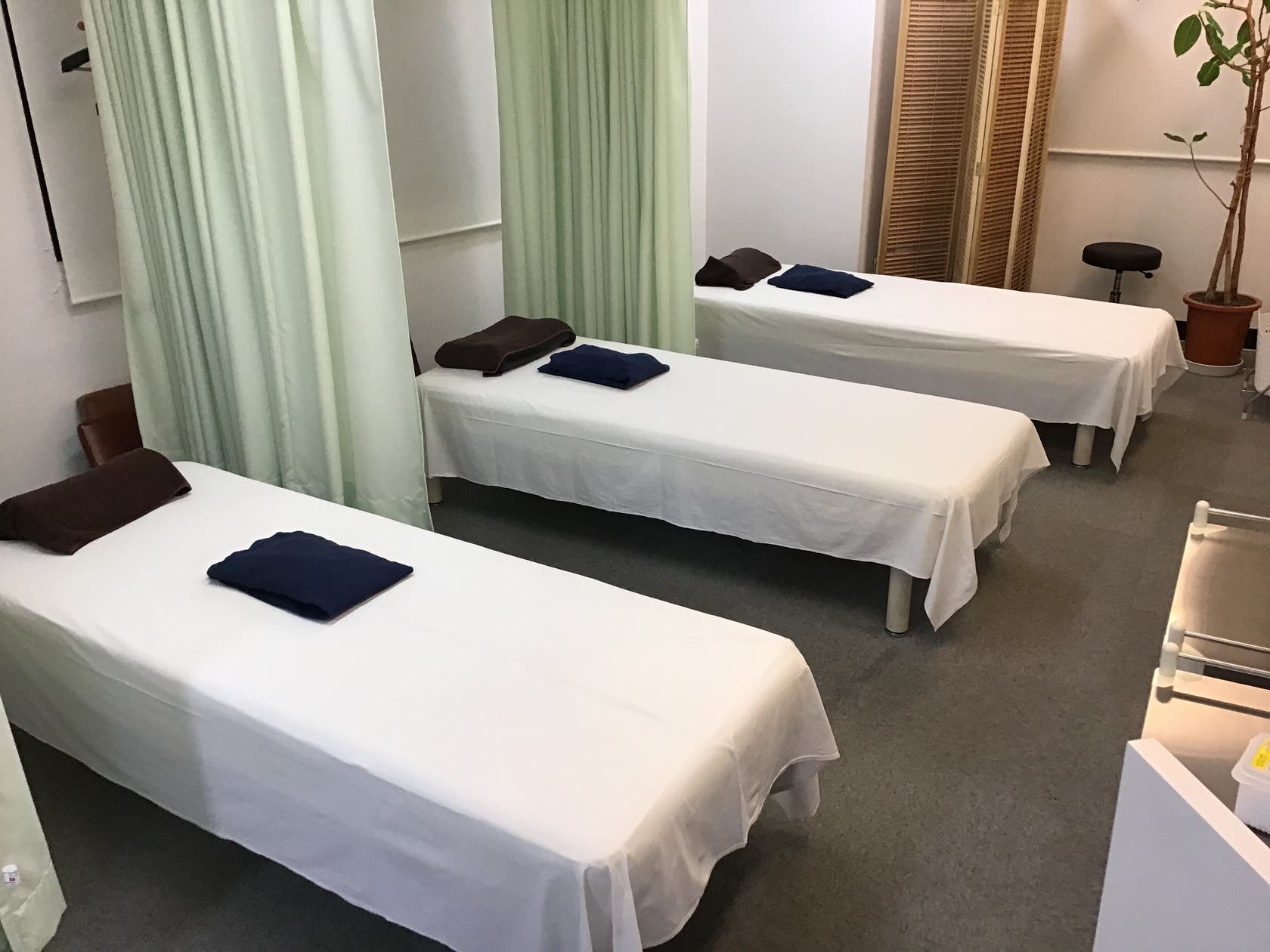 【施術スペース①】新宿3丁目から徒歩30秒の治療院です。マッサージや鍼灸など利用出来ますの写真8