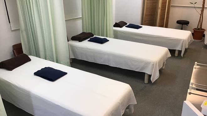 【施術スペース①】新宿3丁目から徒歩30秒の治療院です。マッサージや鍼灸など利用出来ますの写真8