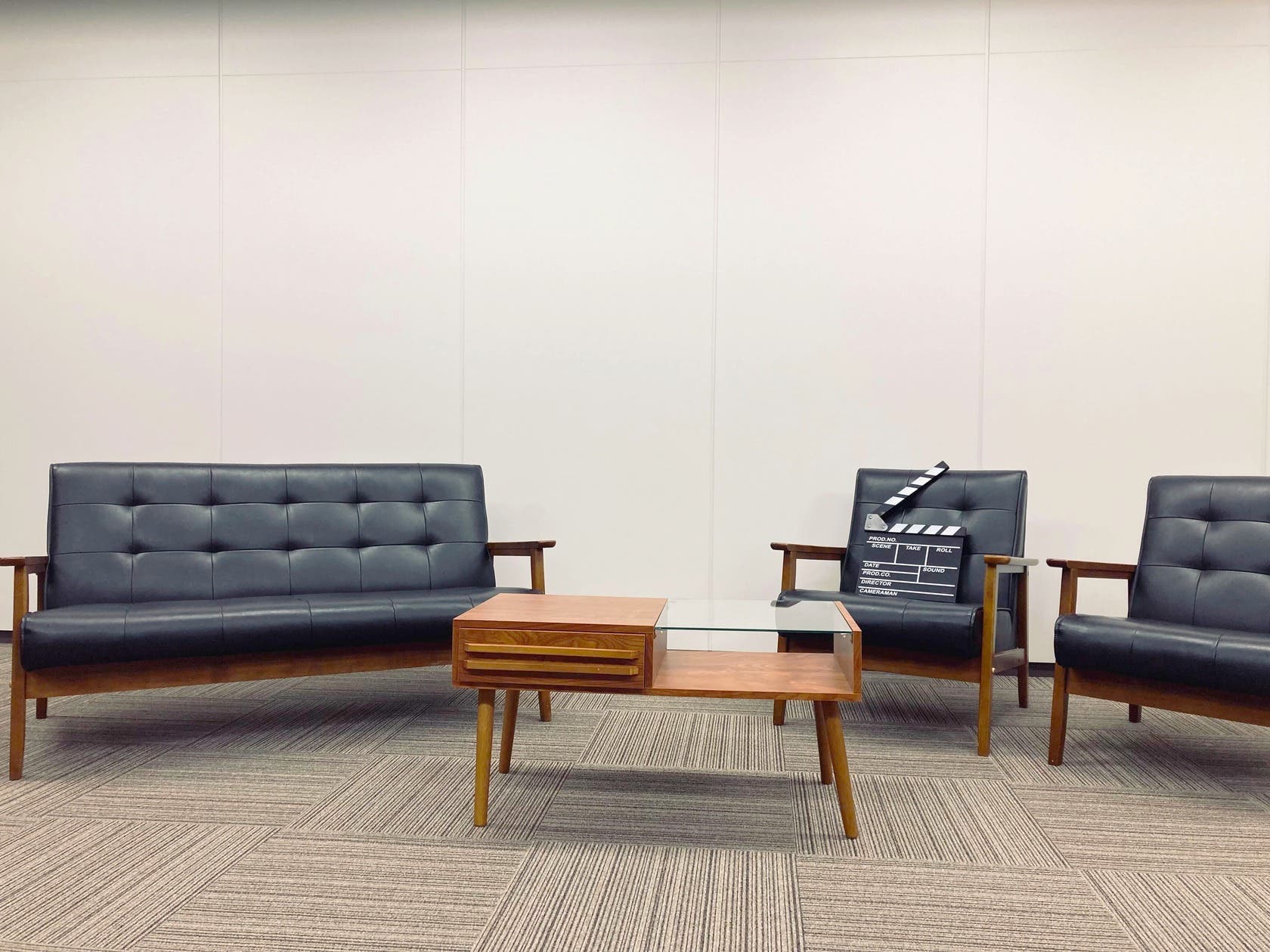 新宿駅から徒歩8分♪白・黒の背景色を選択可能。スチール撮影、動画撮影、会議室などに！の写真5