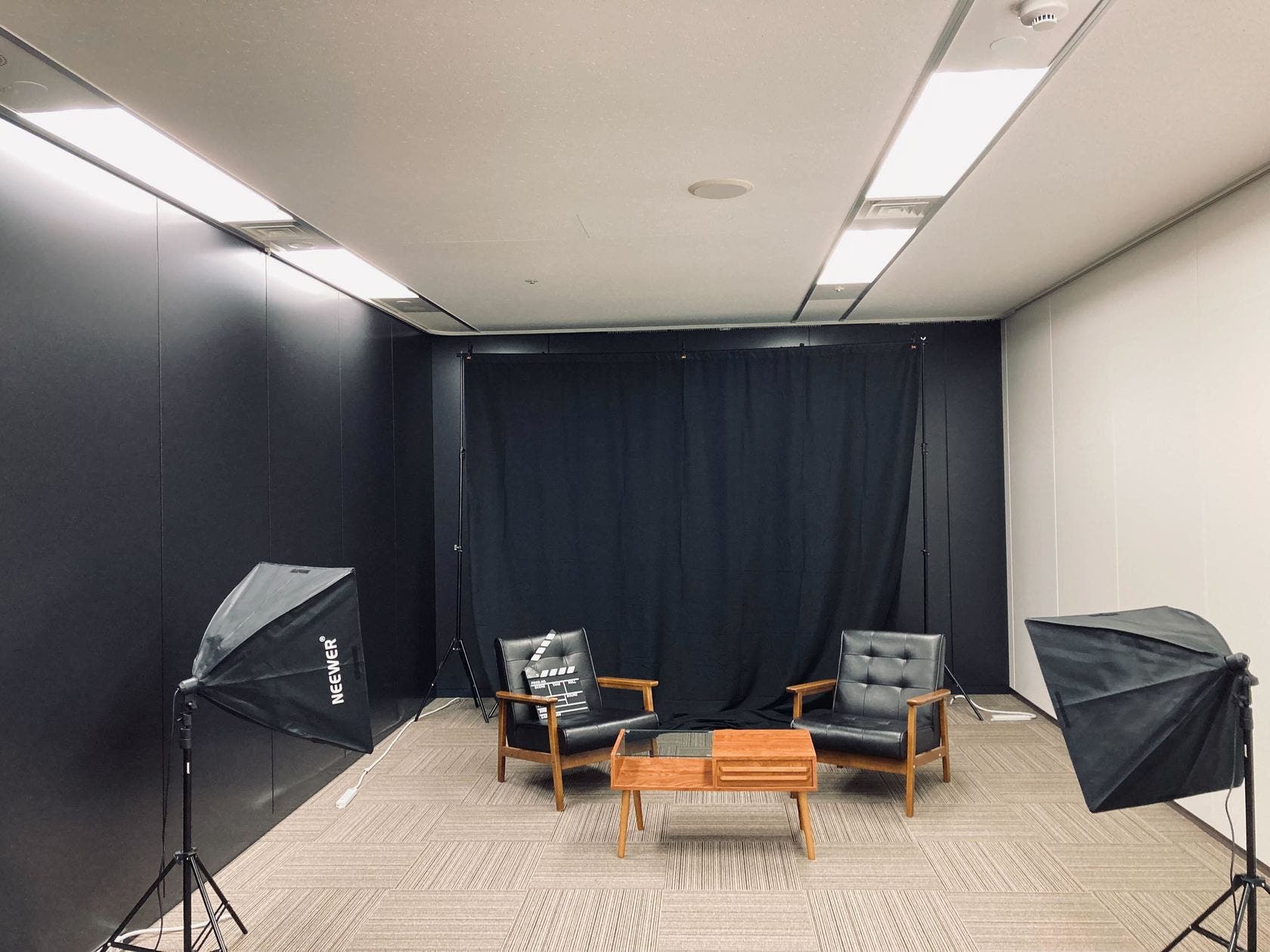 新宿駅から徒歩8分♪白・黒の背景色を選択可能。スチール撮影、動画撮影、会議室などに！の写真3