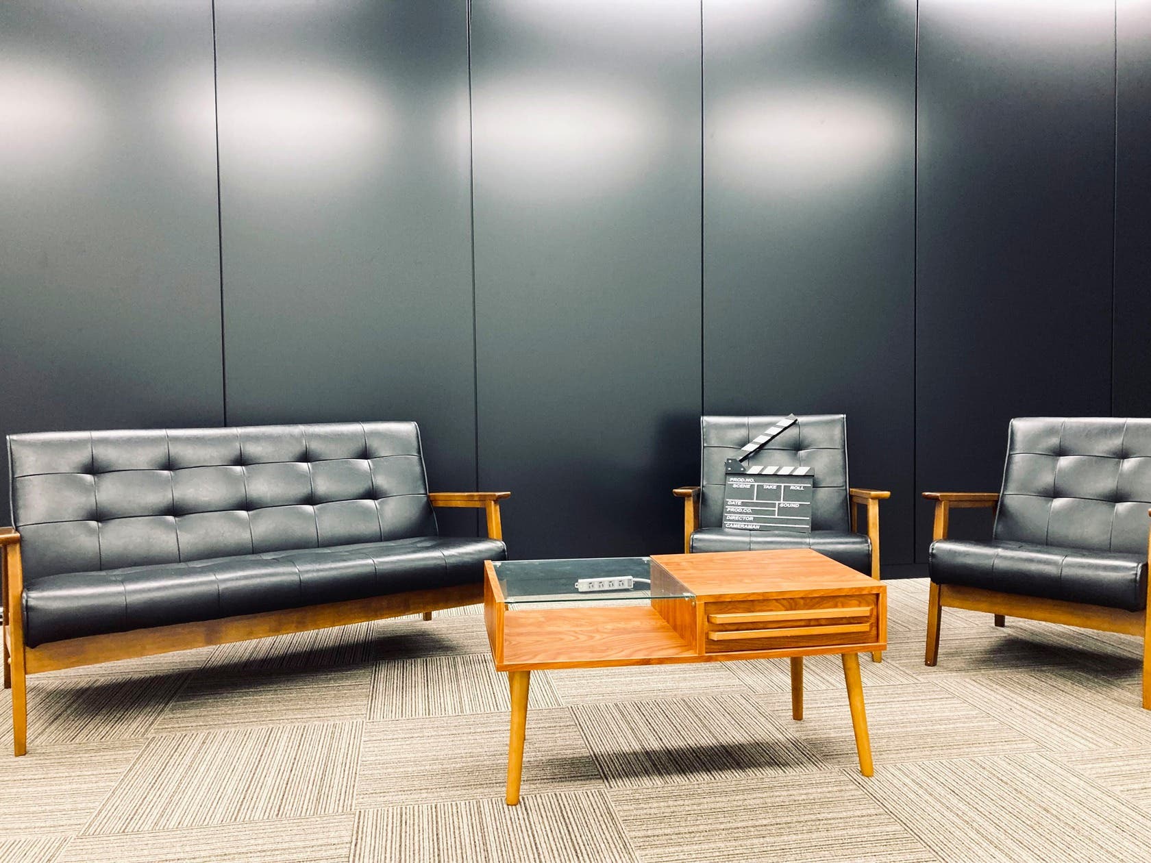 新宿駅から徒歩8分♪白・黒の背景色を選択可能。スチール撮影、動画撮影、会議室などに！の写真4