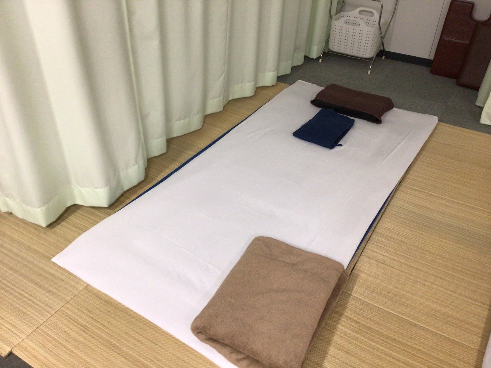 【施術スペース①】新宿3丁目から徒歩30秒の治療院です。マッサージや鍼灸など利用出来ますの写真6