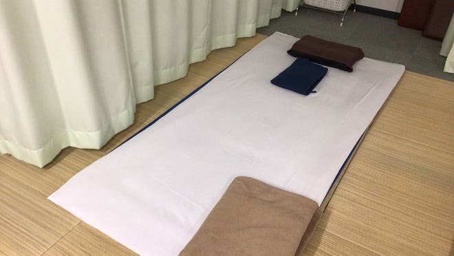 【施術スペース①】新宿3丁目から徒歩30秒の治療院です。マッサージや鍼灸など利用出来ますの写真6