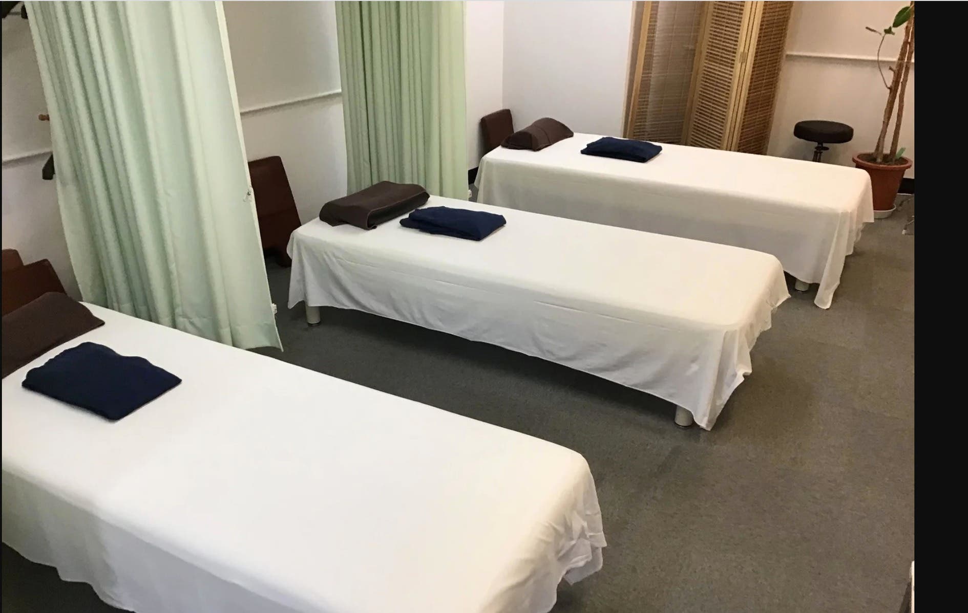 【施術スペース②】新宿3丁目から徒歩30秒の治療院です。マッサージや鍼灸など利用出来ますの写真8