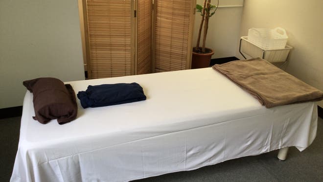 【施術スペース②】新宿3丁目から徒歩30秒の治療院です。マッサージや鍼灸など利用出来ますの写真4