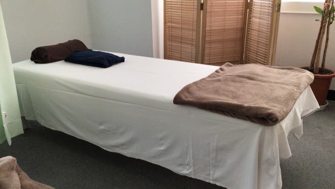 【施術スペース②】新宿3丁目から徒歩30秒の治療院です。マッサージや鍼灸など利用出来ますの写真5