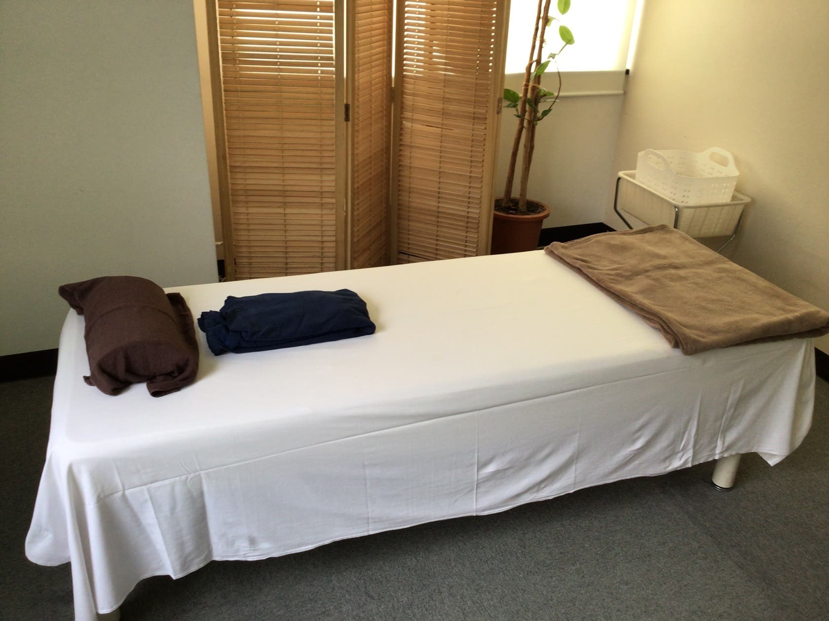 【施術スペース③】新宿3丁目から徒歩30秒の治療院です。マッサージや鍼灸など利用出来ますの写真5