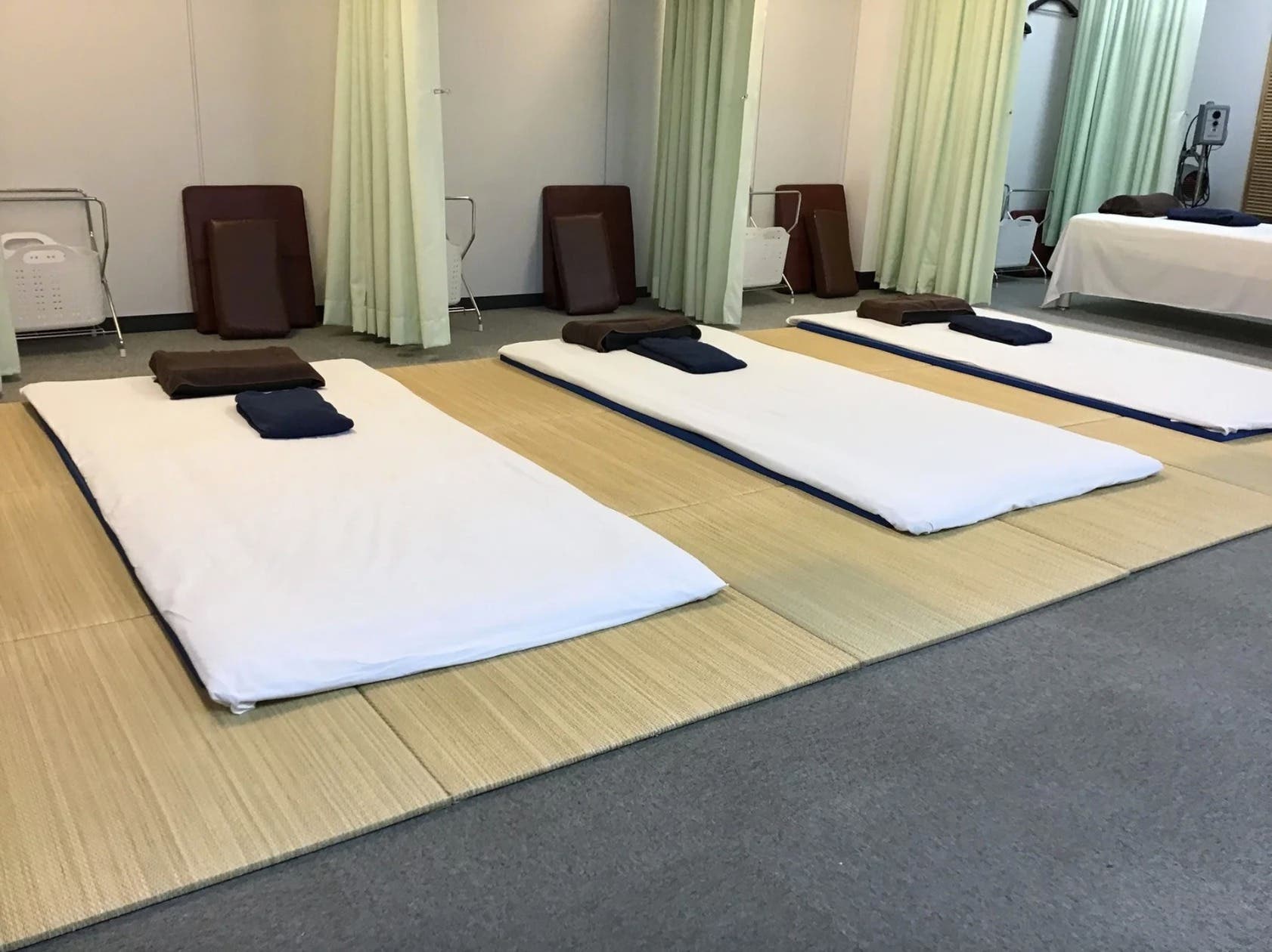 【施術スペース③】新宿3丁目から徒歩30秒の治療院です。マッサージや鍼灸など利用出来ますの写真6