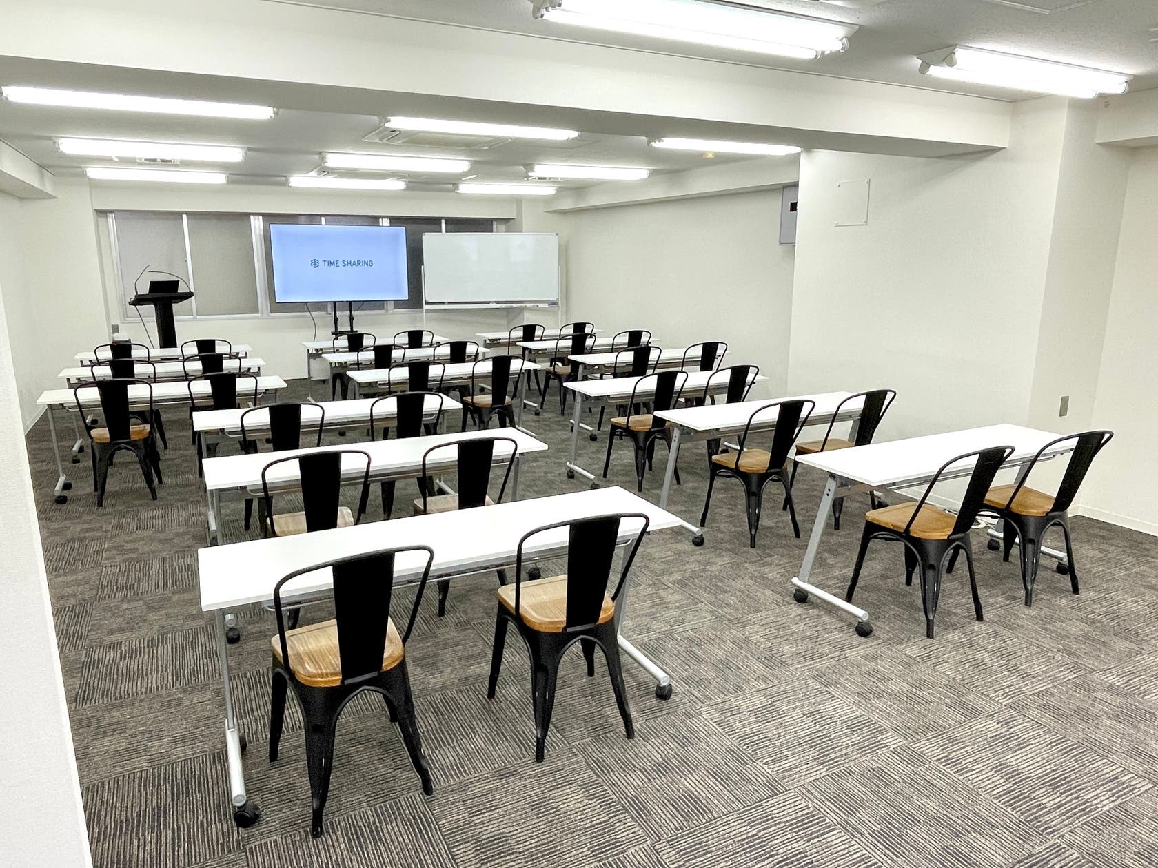 岡本ビル【茅場町駅0分】マイク付き司会台など備品全て無料・男女別トイレの使いやすい会議室の写真2