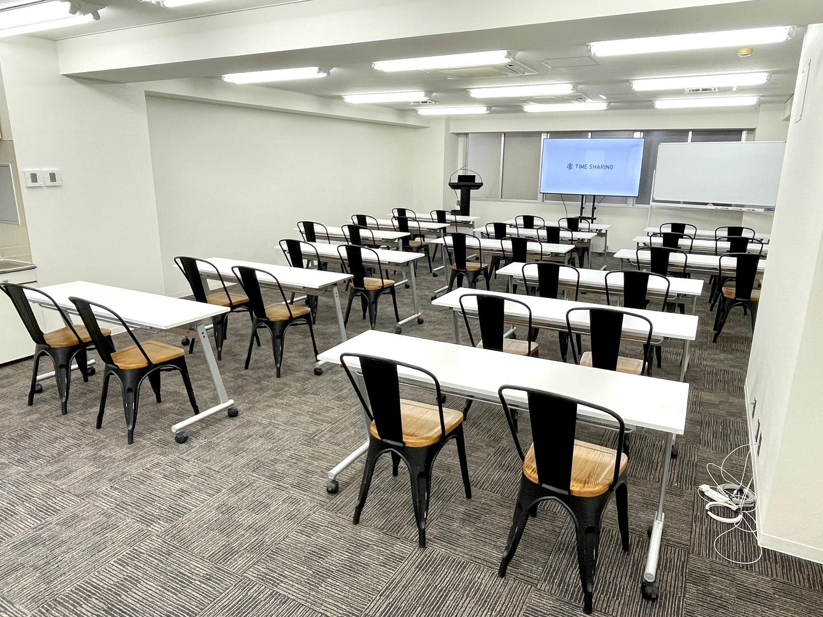 岡本ビル【茅場町駅0分】マイク付き司会台など備品全て無料・男女別トイレの使いやすい会議室の写真3