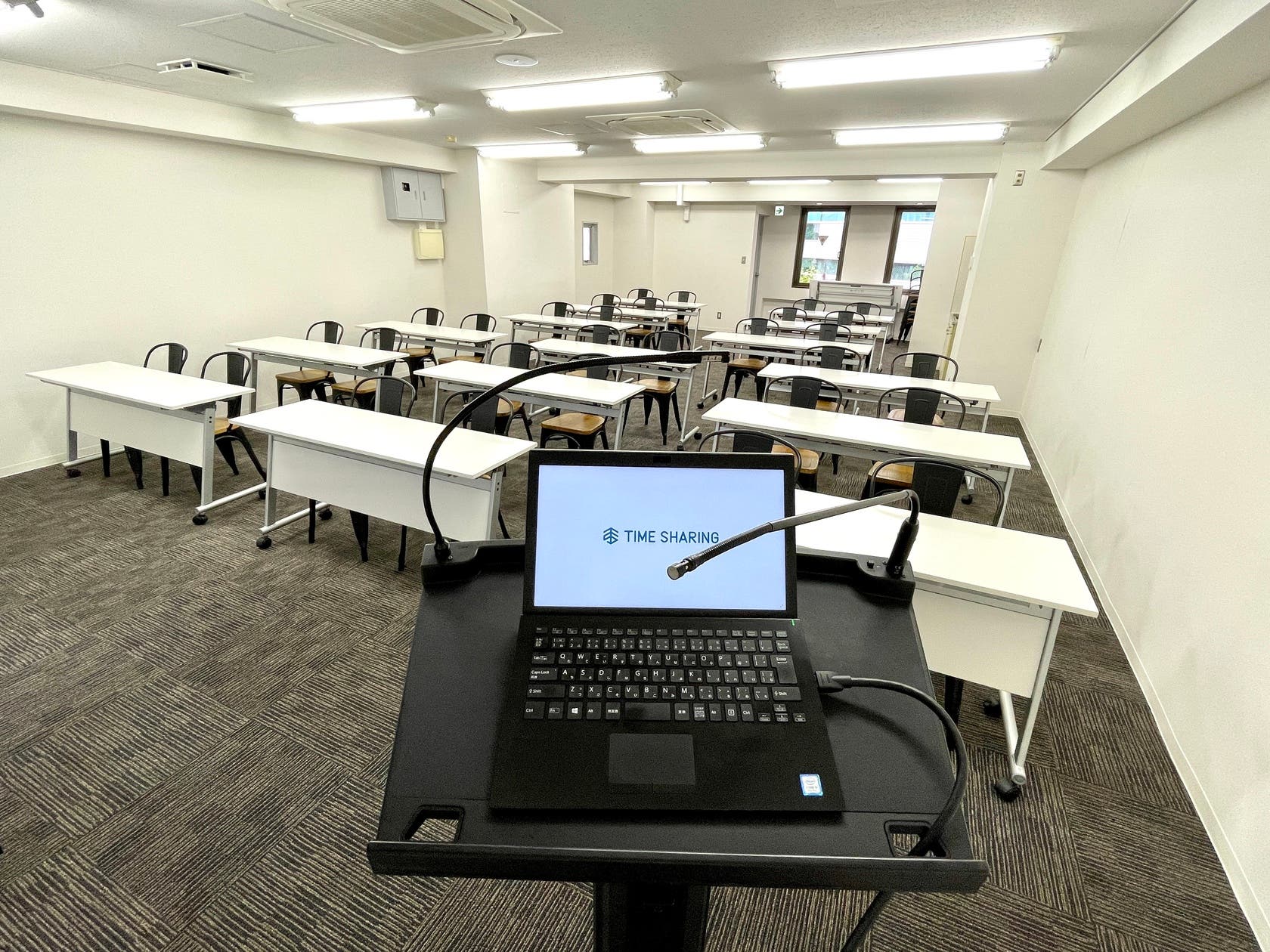 岡本ビル【茅場町駅0分】マイク付き司会台など備品全て無料・男女別トイレの使いやすい会議室の写真8