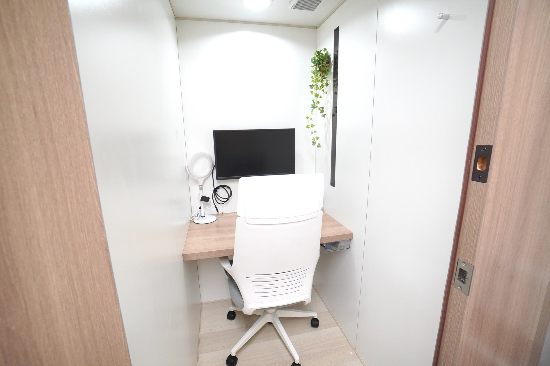 ＜ミニマルワークスペース神田No.3＞神田駅徒歩2分！完全個室⭐️高速光Wi-Fi/モニター無料の写真6
