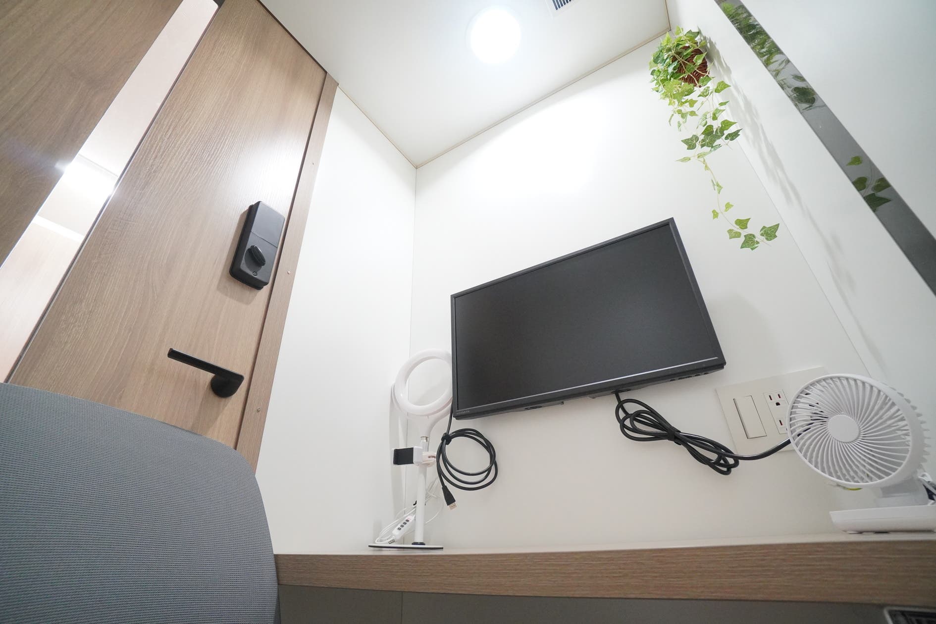 ＜ミニマルワークスペース神田No.4＞神田駅徒歩2分！完全個室⭐️高速光Wi-Fi/モニター無料の写真3