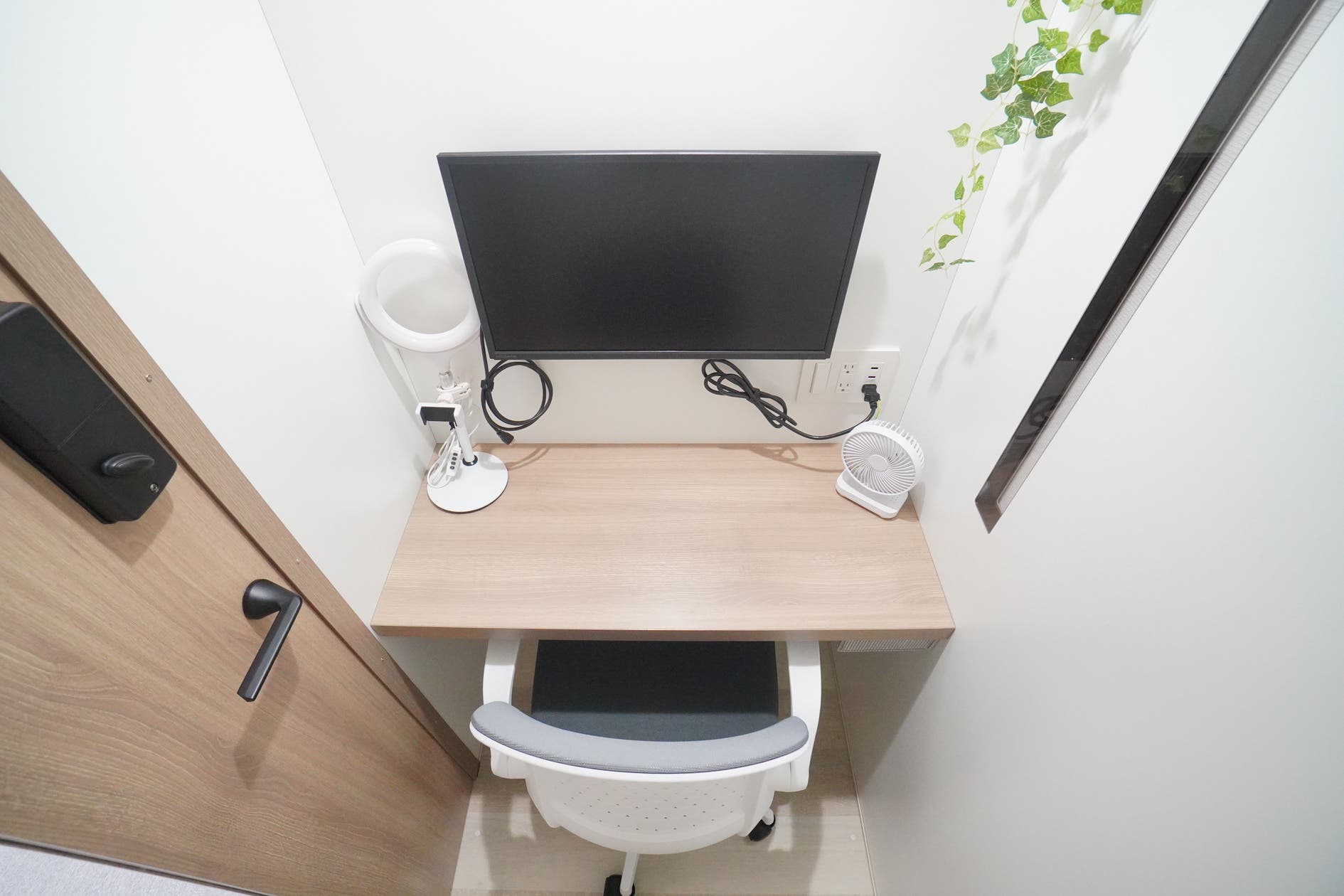 ＜ミニマルワークスペース神田No.4＞神田駅徒歩2分！完全個室⭐️高速光Wi-Fi/モニター無料の写真4