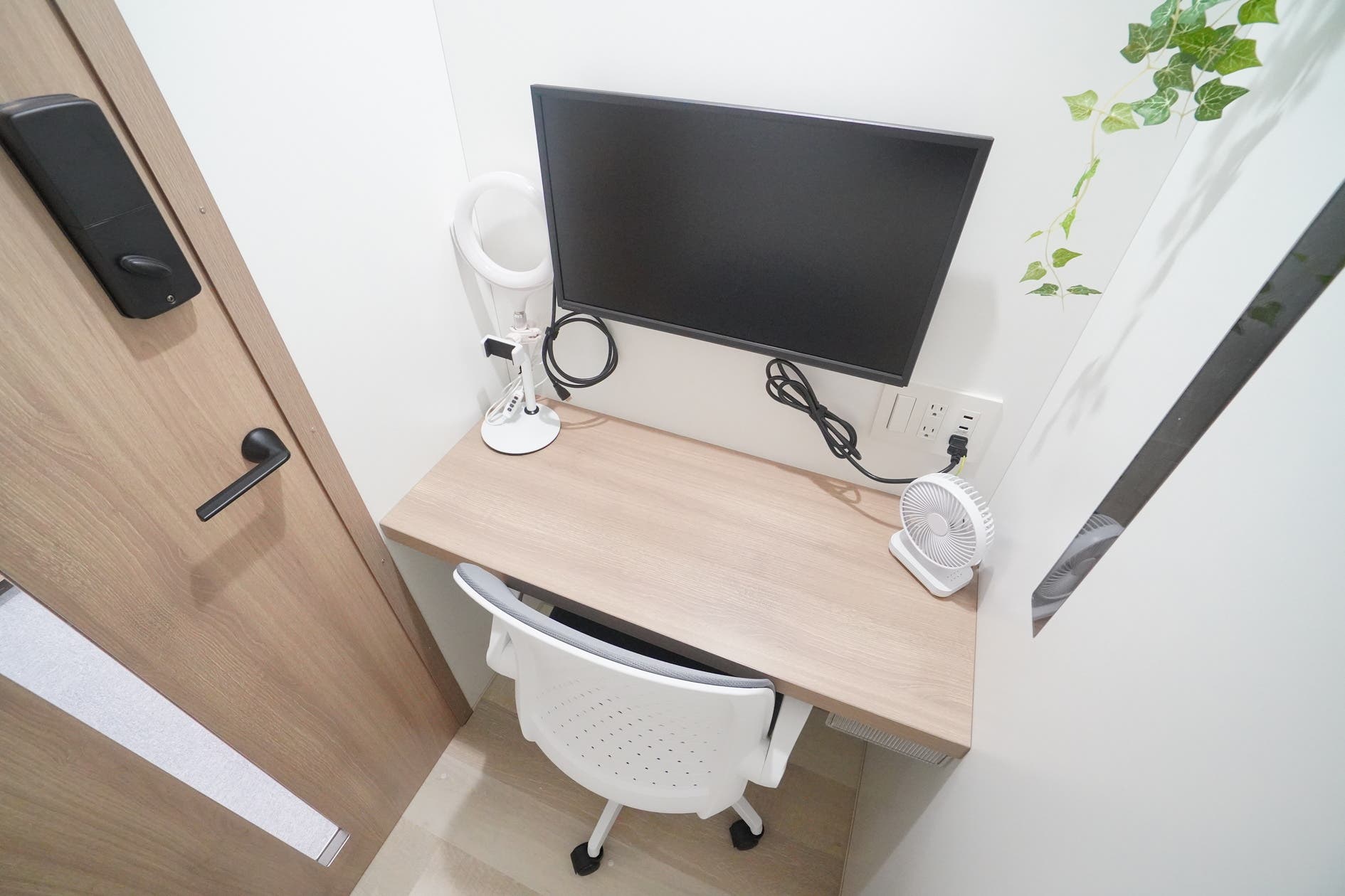 ＜ミニマルワークスペース神田No.5＞神田駅徒歩2分！完全個室⭐️高速光Wi-Fi/モニター無料の写真1