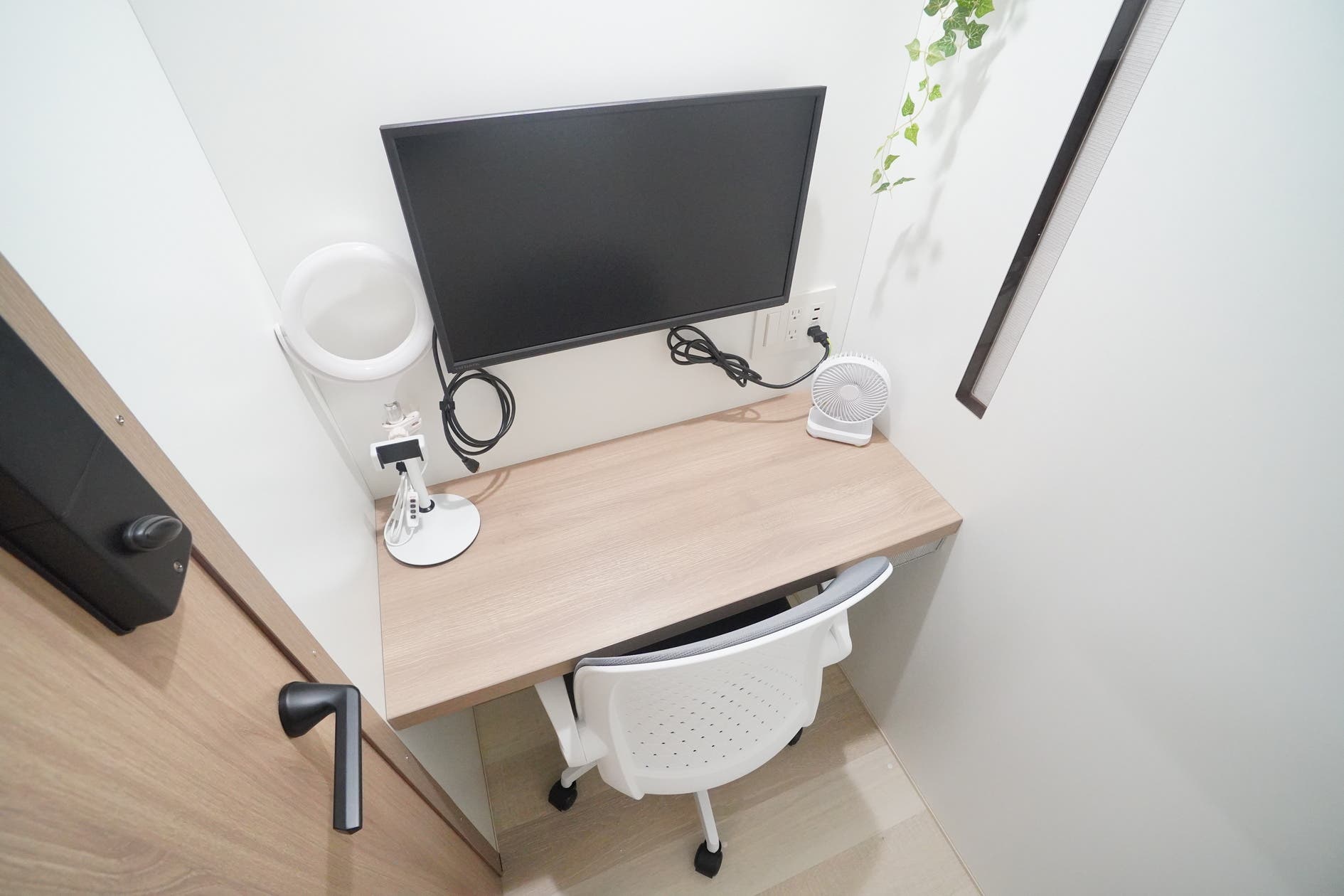 ＜ミニマルワークスペース神田No.5＞神田駅徒歩2分！完全個室⭐️高速光Wi-Fi/モニター無料の写真2