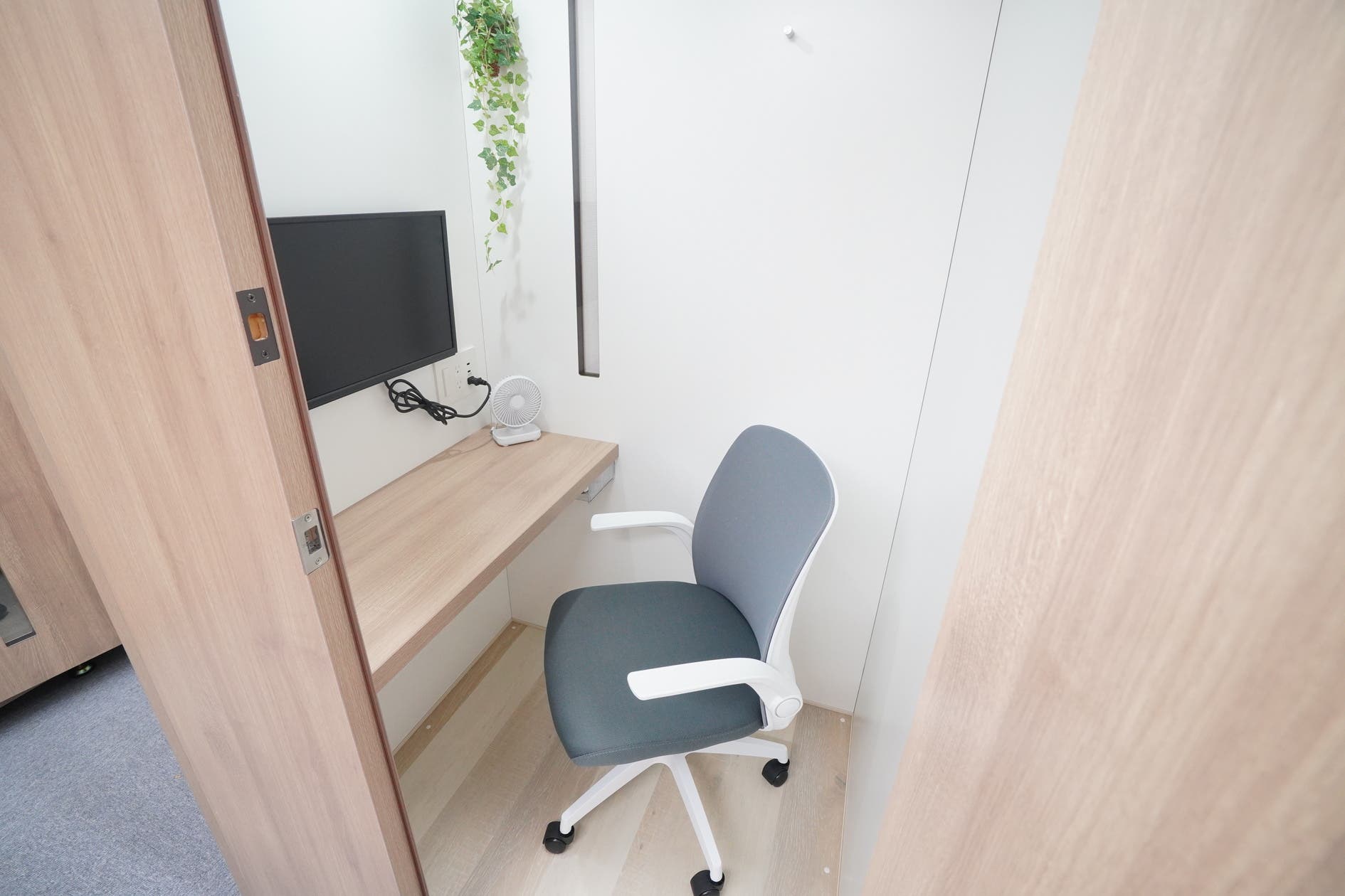 ＜ミニマルワークスペース神田No.5＞神田駅徒歩2分！完全個室⭐️高速光Wi-Fi/モニター無料の写真5