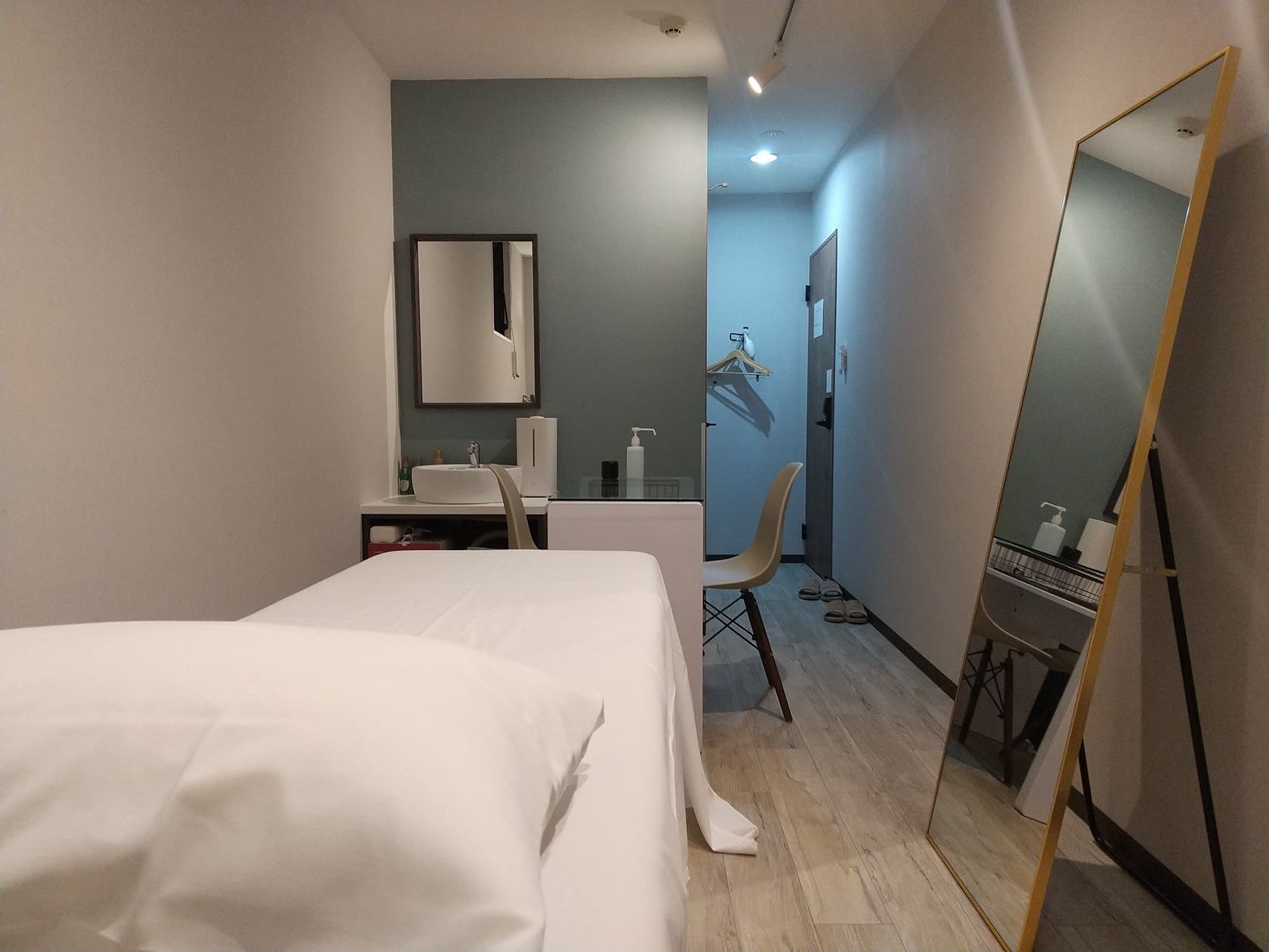 1F・102号室【天神駅 西1出口より徒歩1分】お洒落なホテルの一室をサロンに！の写真5