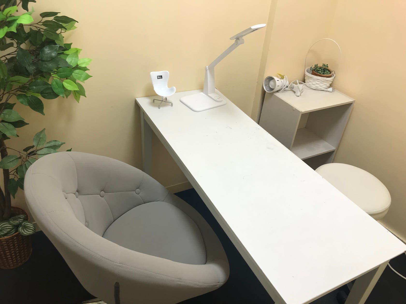 新宿御苑前から徒歩３分、１時間ワンコインのレンタルネイルサロンの写真2