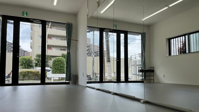 【下総中山】ダンス/バレエ/ヨガ/稽古などに最適!リノリウム床を使用!駐車1台無料【平日限定朝活プランがお得!】の写真1