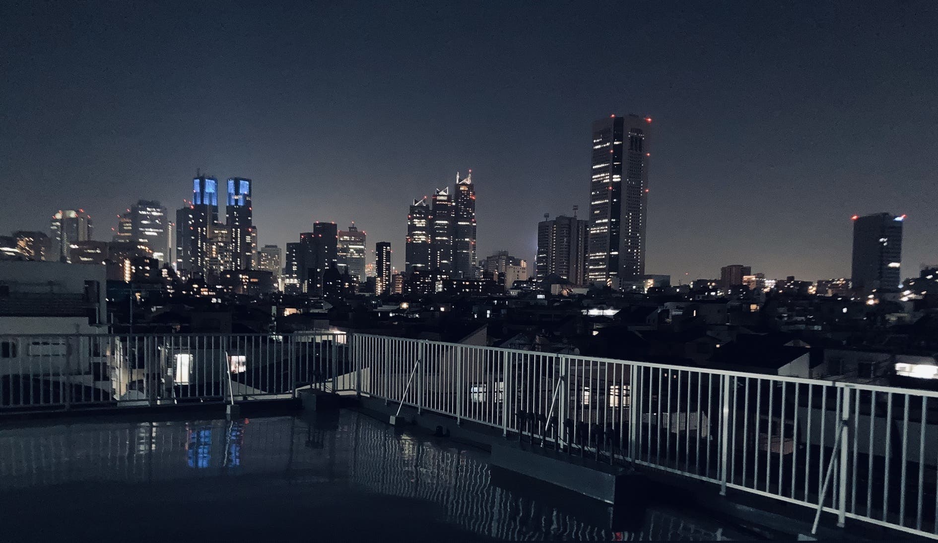 新宿超高層ビル群を一望！都庁・パークハイアット東京などの摩天楼を背景に撮影できる屋上スペース/無料更衣室完備の写真9