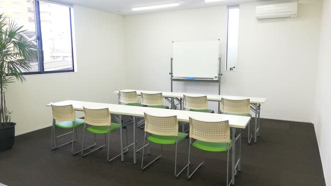 【会議室A(8名/13畳)】テレワーク、レンタルスペース、会議、セミナー、研修等に(Wi-Fi完備)の写真1