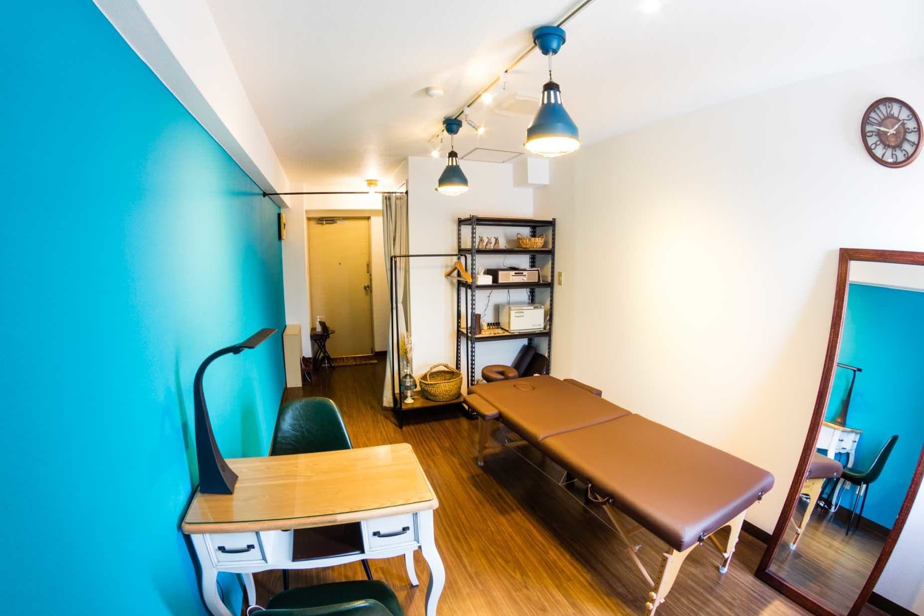 好評営業中♪☆横浜駅徒歩２分☆横浜らしいマリンをイメージした落ち着いた雰囲気のレンタルサロンの写真4
