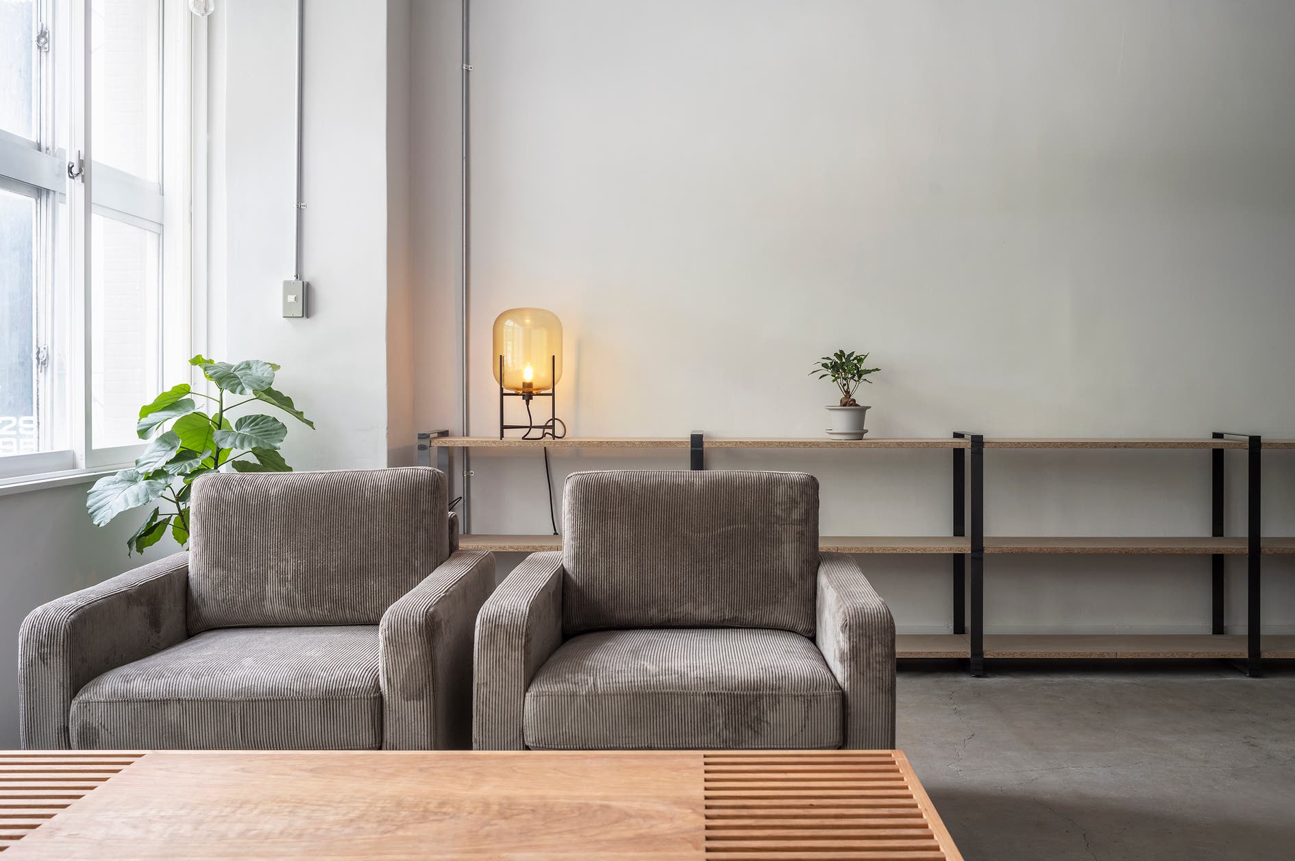 虎ノ門ヒルズ駅B4出口徒歩1分。虎ノ門ヒルズ隣接の好立地。質の高いデザイナーズ家具が揃った天井高3m以上のワークスペース。の写真4