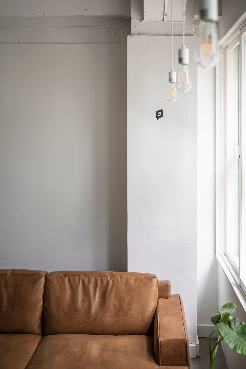 虎ノ門ヒルズ駅B4出口徒歩1分。虎ノ門ヒルズ隣接の好立地。質の高いデザイナーズ家具が揃った天井高3m以上のワークスペース。の写真9