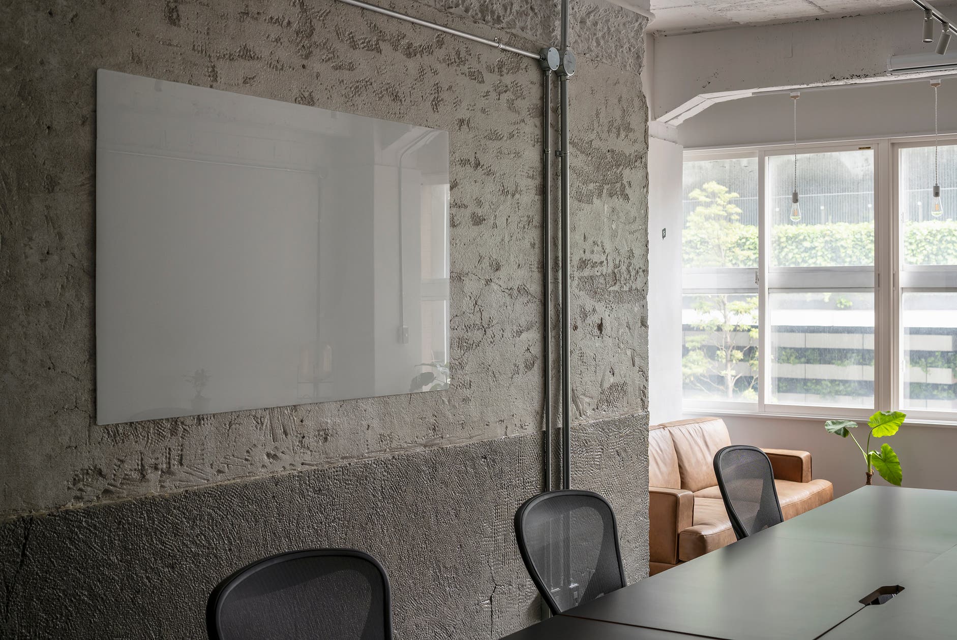 虎ノ門ヒルズ駅B4出口徒歩1分。虎ノ門ヒルズ隣接の好立地。質の高いデザイナーズ家具が揃った天井高3m以上のワークスペース。の写真10