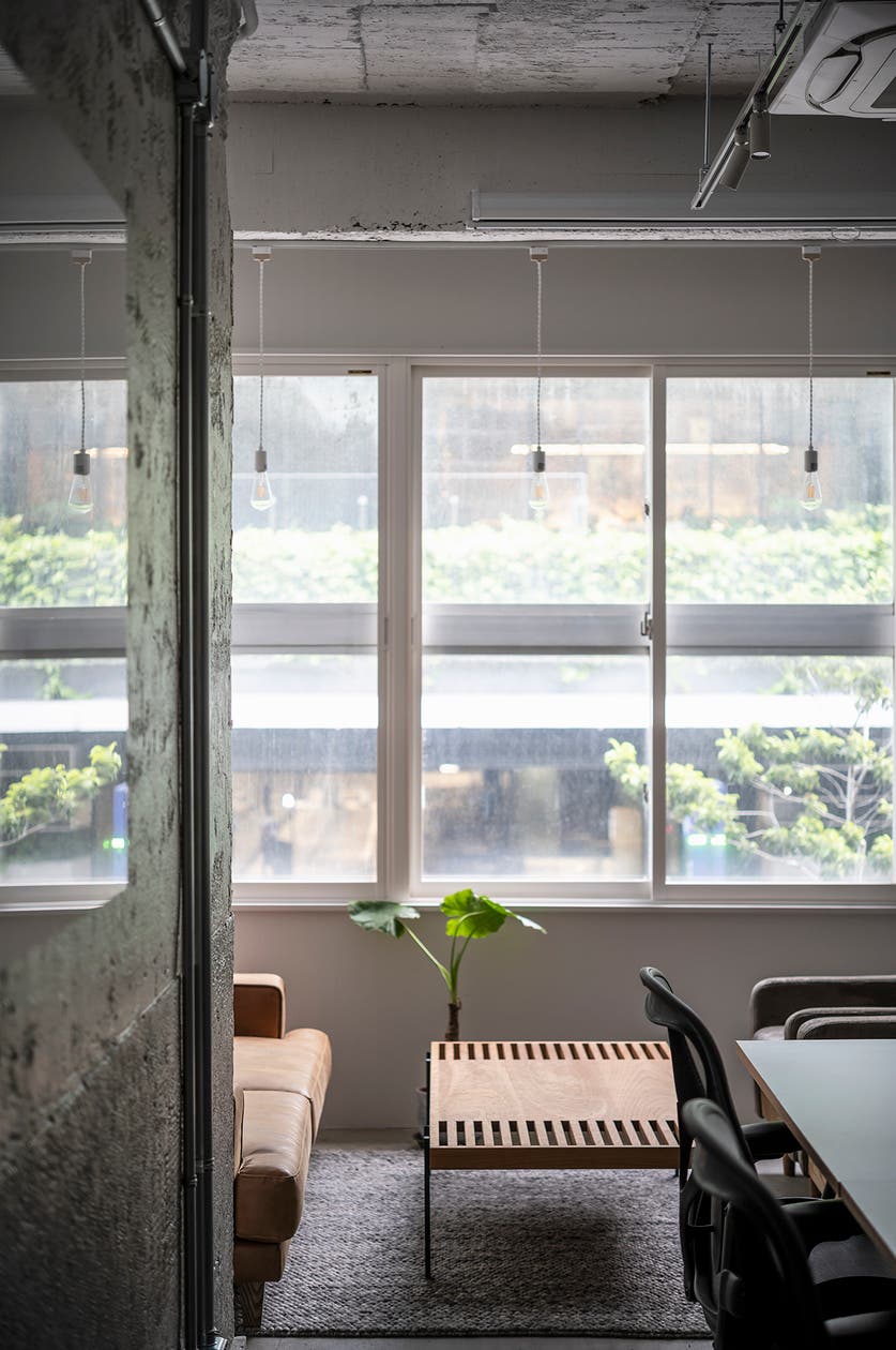 虎ノ門ヒルズ駅B4出口徒歩1分。虎ノ門ヒルズ隣接の好立地。質の高いデザイナーズ家具が揃った天井高3m以上のワークスペース。の写真12