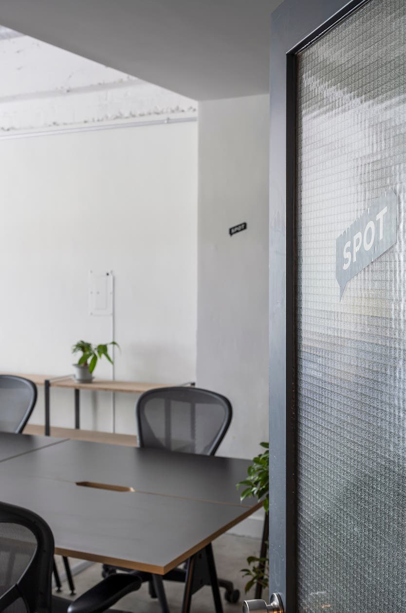 虎ノ門ヒルズ駅B4出口徒歩1分。虎ノ門ヒルズ隣接の好立地。質の高いデザイナーズ家具が揃った天井高3m以上のワークスペース。の写真11