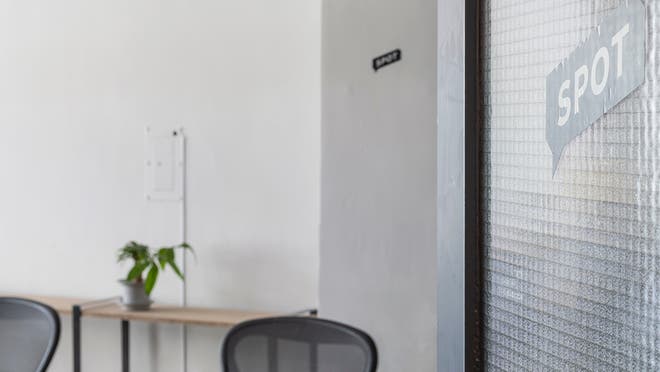 虎ノ門ヒルズ駅B4出口徒歩1分。虎ノ門ヒルズ隣接の好立地。質の高いデザイナーズ家具が揃った天井高3m以上のワークスペース。の写真11