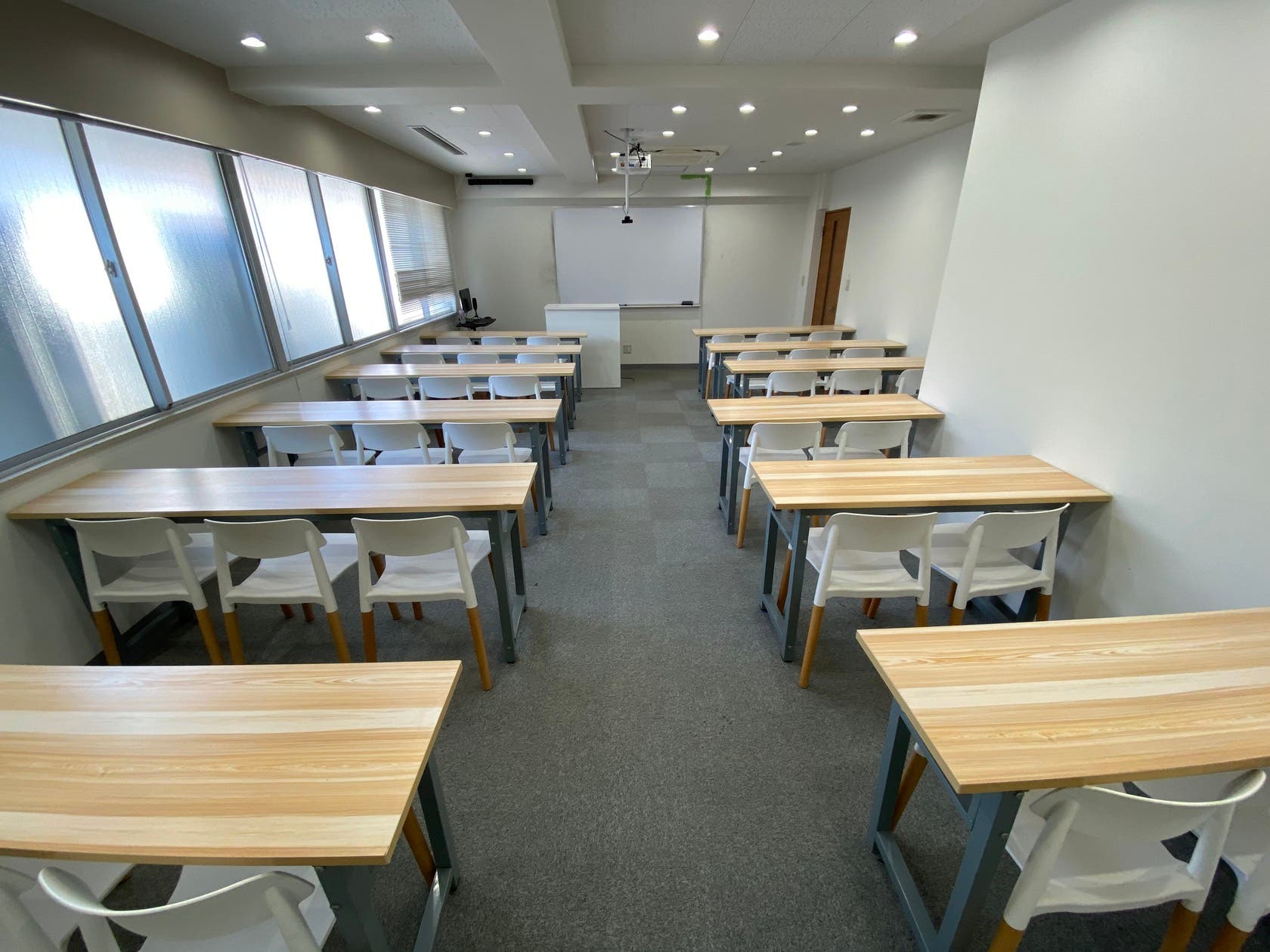 2,000円/1h★3A-D室、40名前後着席可能でリーズナブルな貸会議室！の写真2