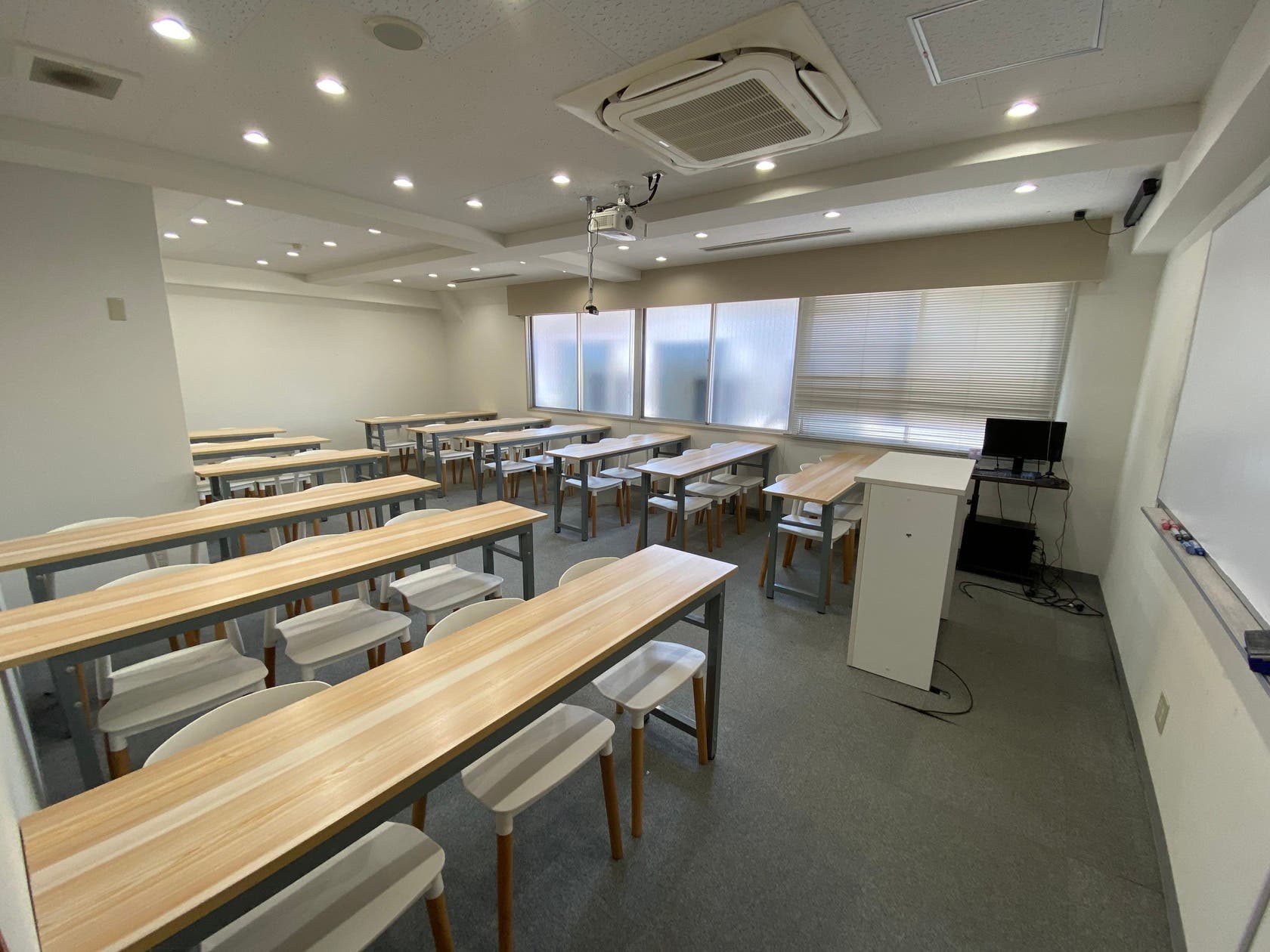 2,000円/1h★3A-D室、40名前後着席可能でリーズナブルな貸会議室！の写真1